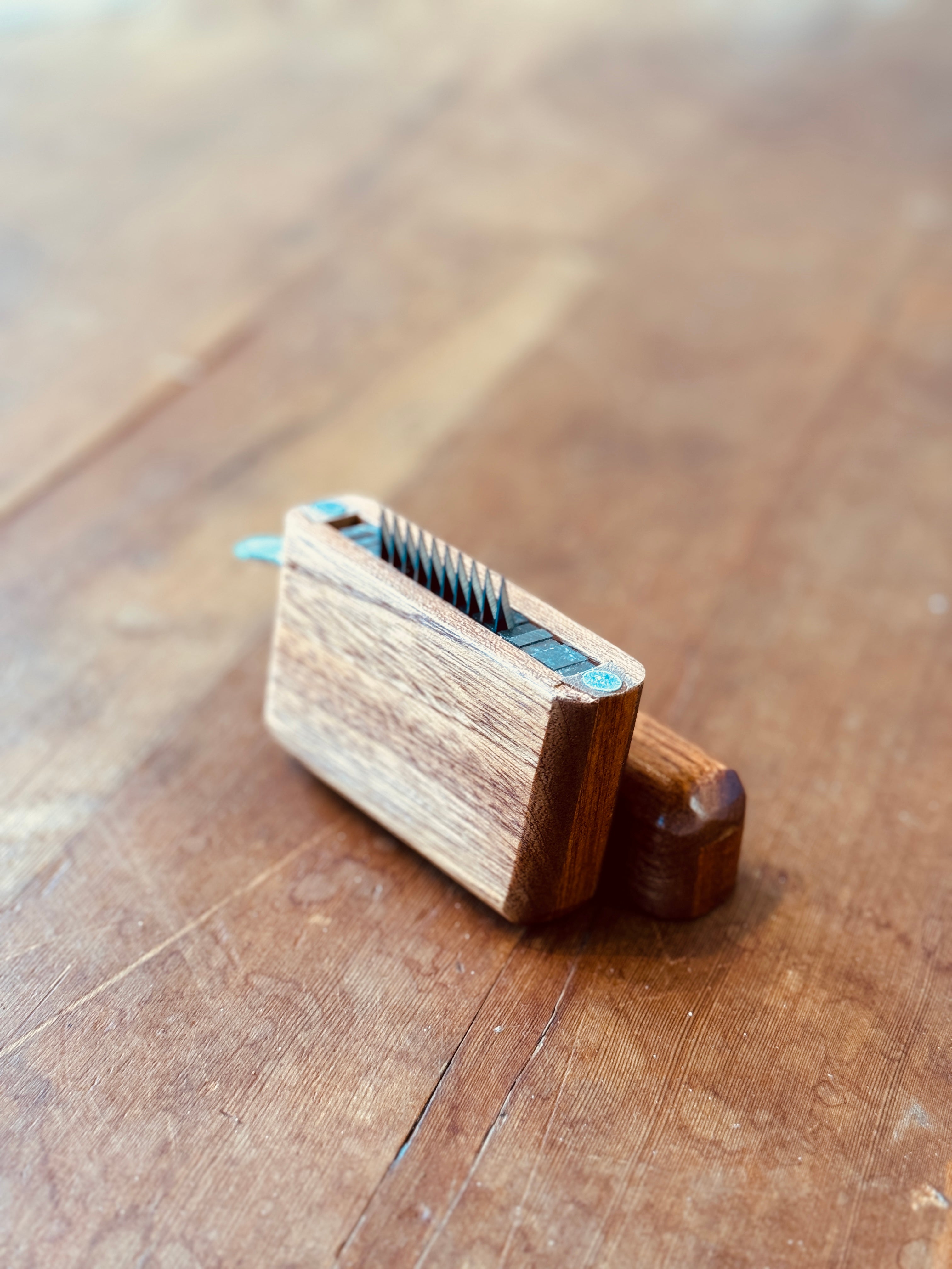 Tool : Magnetic Lauhala Koe Cutter Koa | Hana Hou