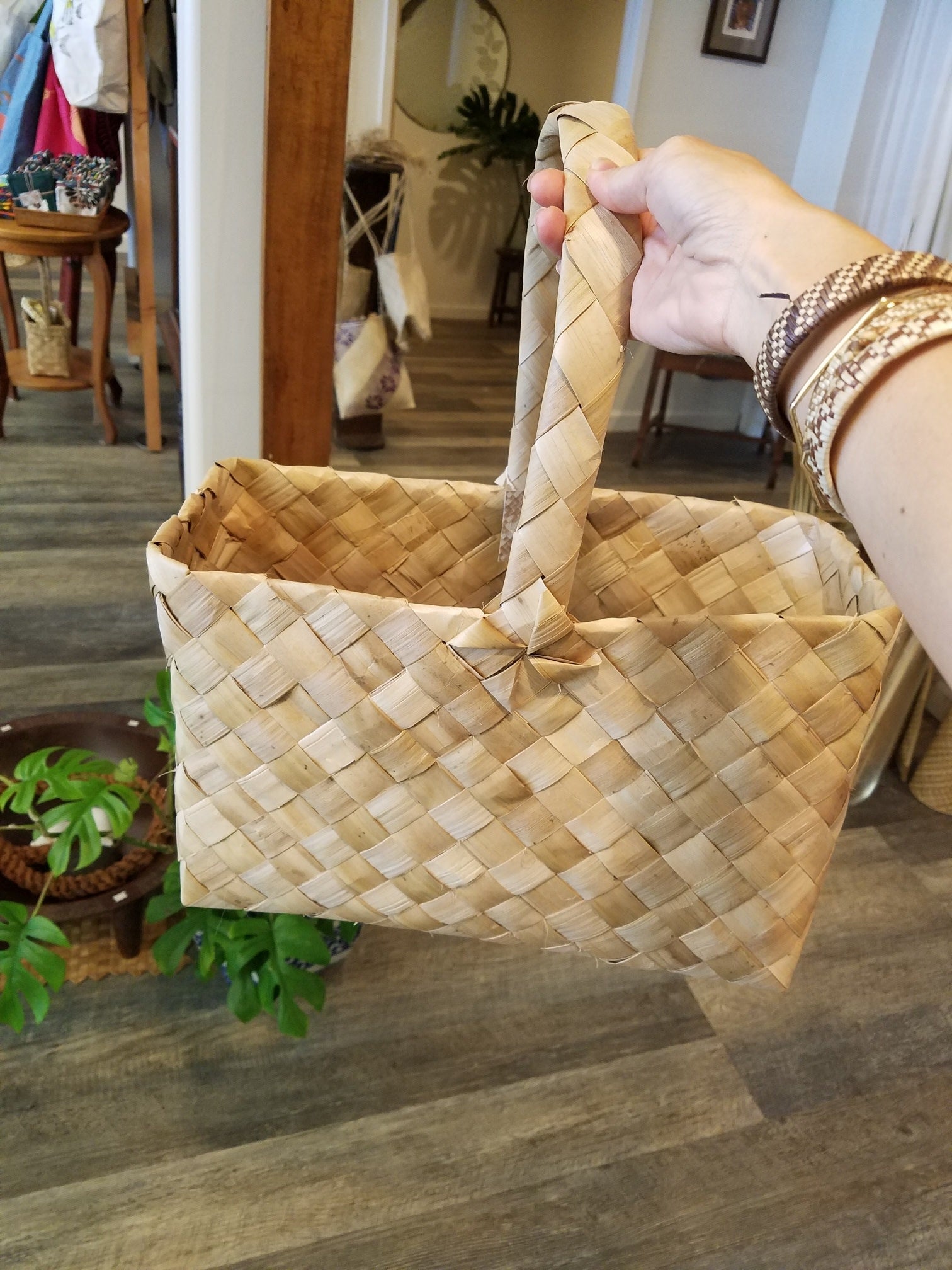Lauhala Basket with Handle Size: 15”x10” | Hana Hou